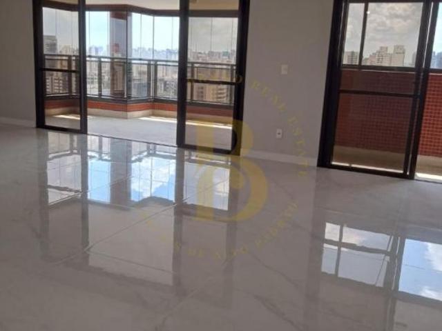 Cobertura duplex à venda na Vila Mariana | 433m² | 4 suítes | 6 vagas | 1 por andar | Reformada
