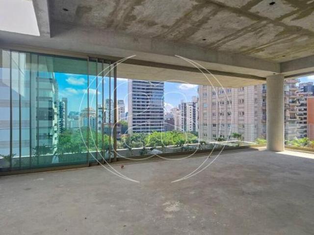 COBERTURA DUPLEX À VENDA! VISTA PARA A PRAÇA PEREIRA COUTINHO!