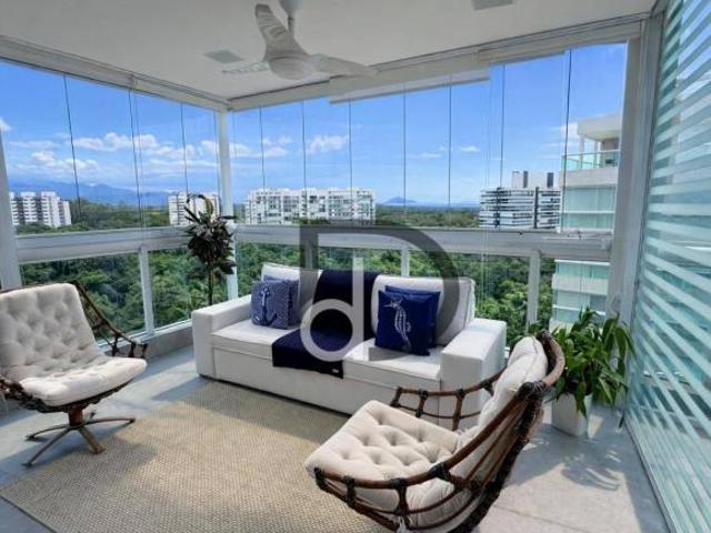 Cobertura duplex cinematográfica com vista para praia de Itaguare
