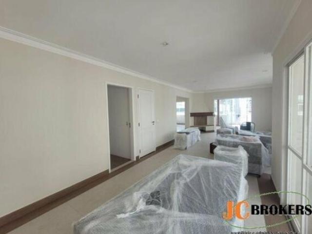 Cobertura duplex com 200 m², 3 Dormitórios sendo 1 suíte, Amplo living para 3 ambientes, 2 Vagas