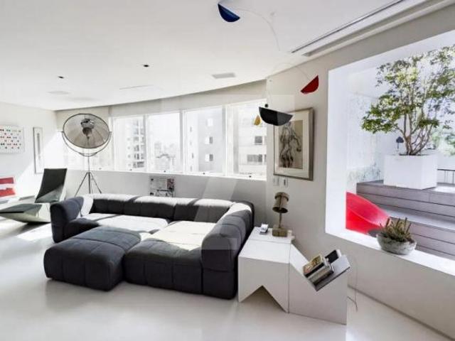 Cobertura duplex com 202m² à venda em Moema