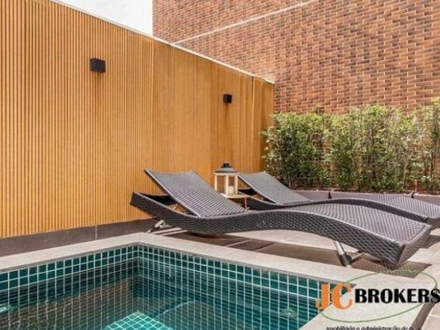 Cobertura duplex com 220m² com terraço espetacular com uma vista incrível, possui piscina, solarium