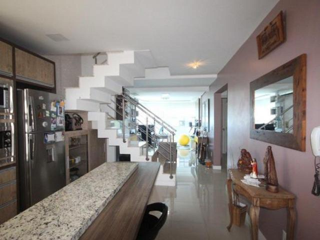 Cobertura duplex com 3 dormitórios/ 3 banheiros/ 3 vagas/ pátio/ piscina / semi mobiliada