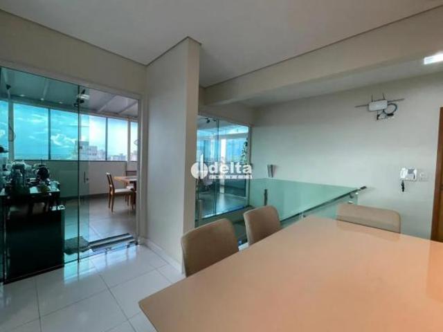 Cobertura duplex com 3 quartos sendo 2 suítes, disponível para venda no bairro Brasil em Uberlândia