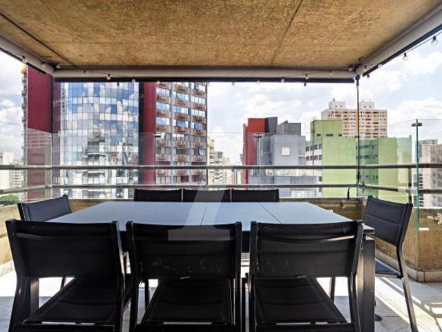Cobertura duplex com terraço e reforma contemporânea em localização privilegiada