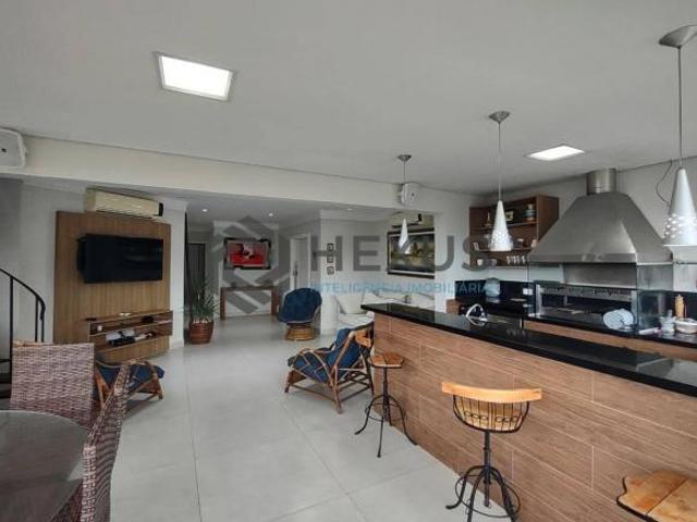 Cobertura duplex com varanda e lazer na Praia da Enseada, Guaruja