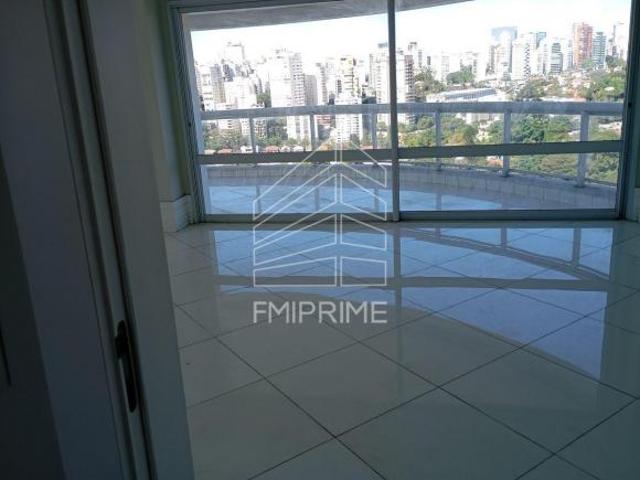 Cobertura duplex com vista panorâmica. Amplo jardim e terraços