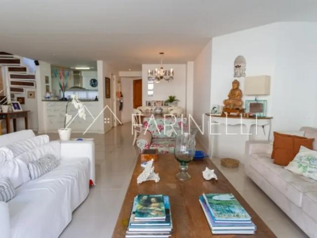Cobertura duplex com estilo provençal e vista mar