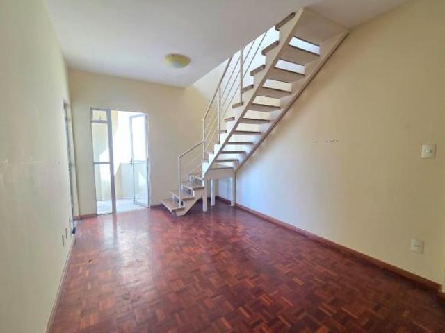 Cobertura duplex com ótima localização para alugar no bairro Cascat