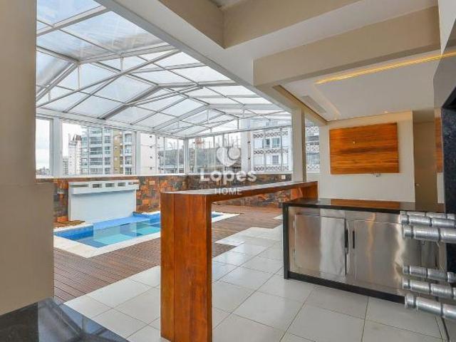 Cobertura duplex com piscina privativa na divisa entre Batel e Água Verde