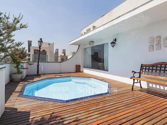 Cobertura duplex com piscina próxima ao Colégio Móbile Moema