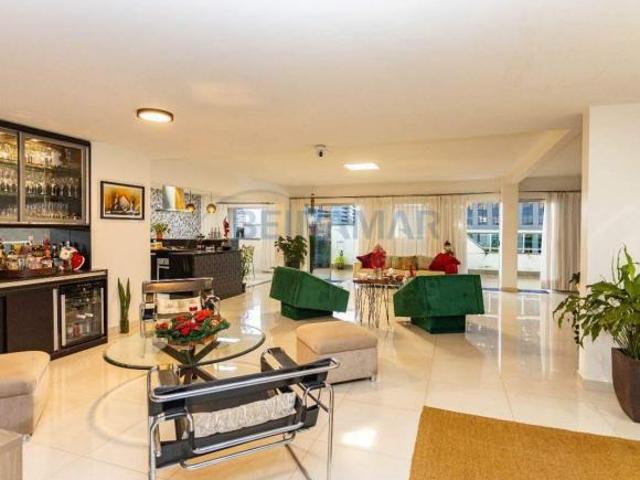Cobertura Duplex de Alto Padrão com 4 Quartos, 1 Suíte Master e 2 Vagas SQN 402