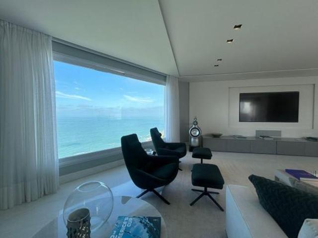 Cobertura duplex de alto padrão com vista panorâmica para o mar na Praia da Enseada – Guarujá/SP