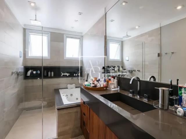 Cobertura duplex de 213 m² e 2 suítes à venda em Moema