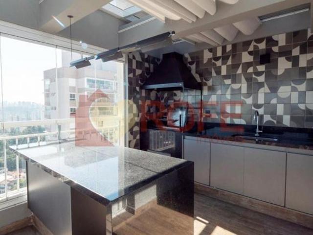 Cobertura duplex de 234 m² reformada à venda no Alto da Boa Vista. São 3 quartos, 2 suítes, 3 vagas