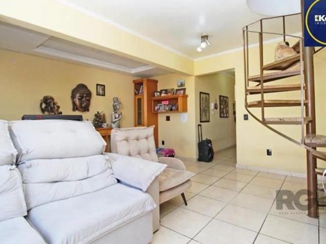 Cobertura duplex de 2 dormitórios garagem e semi mobiliado, bairro Cidade Baixa