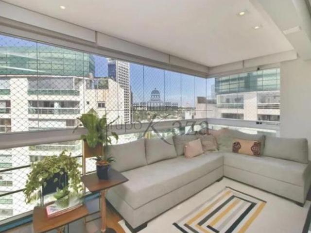 Cobertura duplex em Condomínio Vila Olímpia 3 Suítes 270m²
