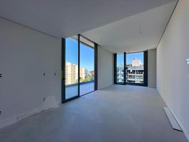 Cobertura Duplex I 3 suítes e 3 vagas a poucos metros do Mar!