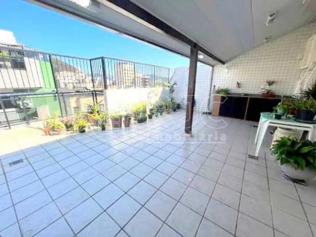 Cobertura duplex para venda possui 199 metros quadrados com 4 quartos
