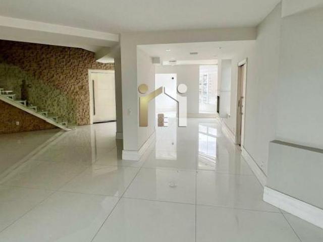 Cobertura Duplex Reformada | 250m² | 3 Suítes | 4 Vagas | Itaim Bibi