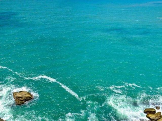 Cobertura duplex reformada A VENDA no Condomínio Costão das Tartarugas