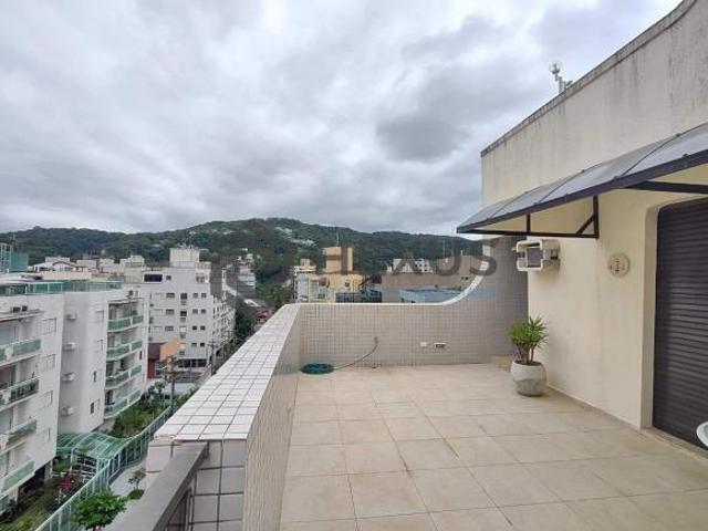 Cobertura duplex reformada com varanda vista mar e lazer na Praia da Enseada, Gu