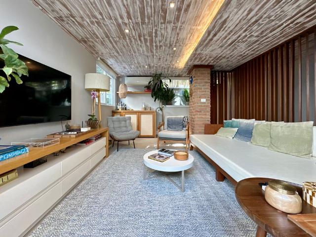 Cobertura duplex reformada no Alto Leblon