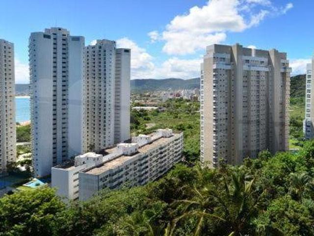 Cobertura duplex reformada no Condomínio Costão das Tartarugas