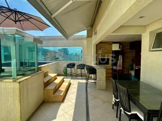 Cobertura Duplex reformado com varanda e lazer a 100m da praia nas Pitangueiras, Guarujá