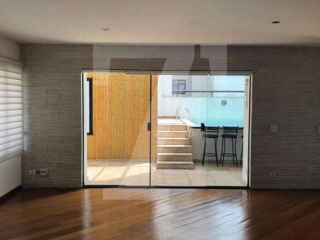 Cobertura em Moema, com 210m², silenciosa e fora da rota de aviões!