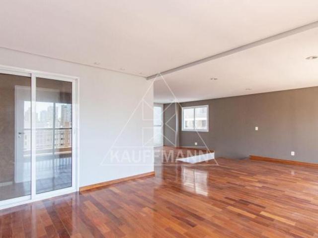 Cobertura em Moema á venda de 3 Suítes, 3 Vagas e 300m²