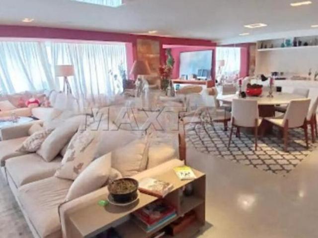 Cobertura em Perdizes com 5 suítes, 7 banheiros, 3 salas, 7 vagas, copa e cozinha, piscina e sauna