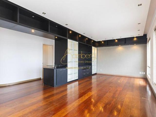 Cobertura Espaçosa e Elegante com Vista Privilegiada e Área de Lazer