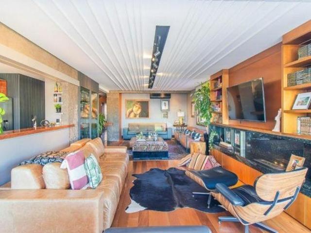 Cobertura Exclusiva com Vista Deslumbrante e Acabamentos Premium em Porto Alegre