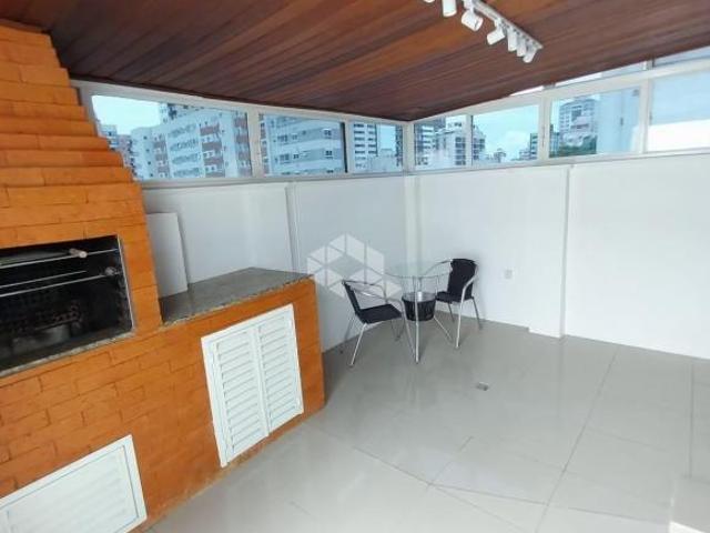 Cobertura horizontal de um dormitório, com moveis sob medida