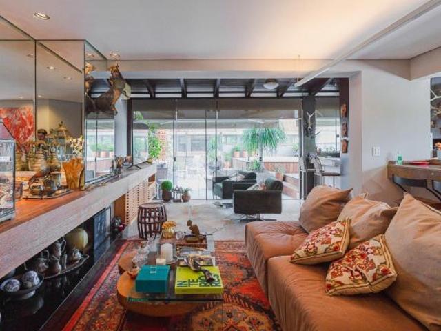 Cobertura horizontal duplex, com três suítes no Petrópolis