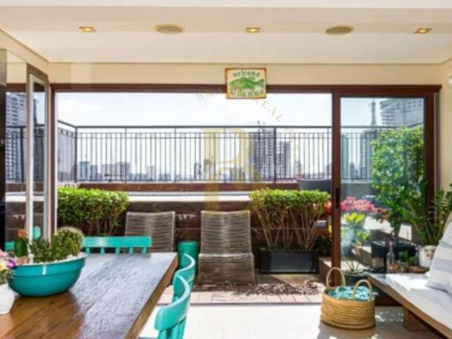 Cobertura linda à venda em Pinheiros, com 255m2, 3 dormitórios e 2 vagas. Vista livre encantadora