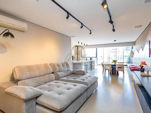 Cobertura mobiliada com 180 m² privativos, sauna e