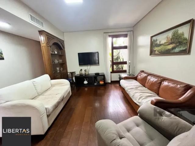 Cobertura para Comprar com três dormitórios e uma suíte, duas vagas no bairro Petrópolis