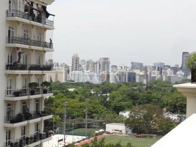 Cobertura para reformar na Rua Cristovao Diniz em frente ao Clube Paulistano São Paulo