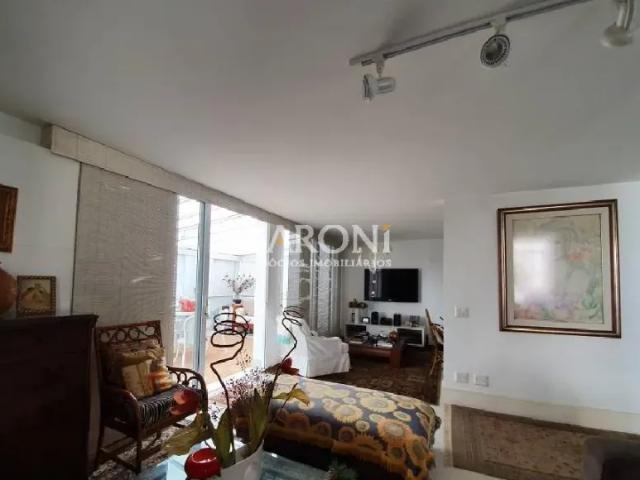 Cobertura Penthouse, localizada no coração do Jardim Europa. Completamente reformada, impecável, pro