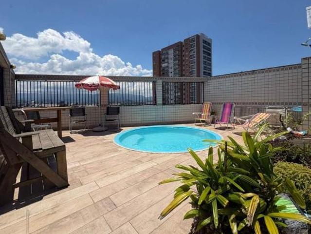 Cobertura reformada com 187 m², 3 suítes, piscina privativa e vista livre