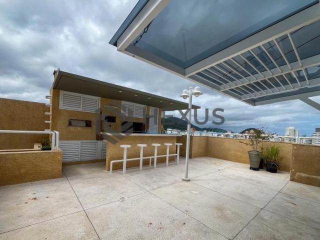 Cobertura reformada com varanda gourmet vista mar e piscina na Praia das Pitangu