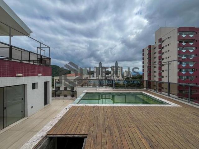 Cobertura reformada com piscina churrasqueira vista mar na beira mar da Praia do
