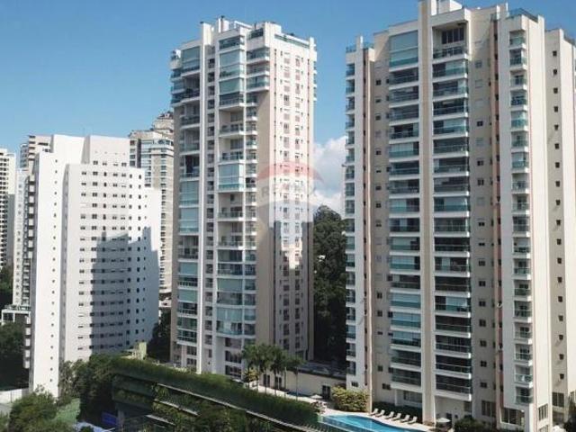 Cobertura reformada deslumbrante à venda em condomínio clube no Panamby!