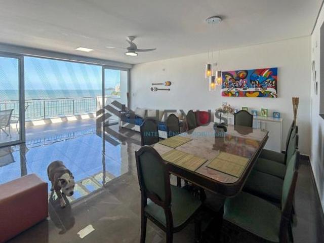 Cobertura reformada frente mar na Praia das Pitangueiras, Guaruja