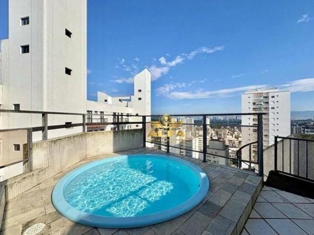 Cobertura triplex com vista para o mar e piscina privativa na Praia do Tombo – Alfa Imóveis Guarujá