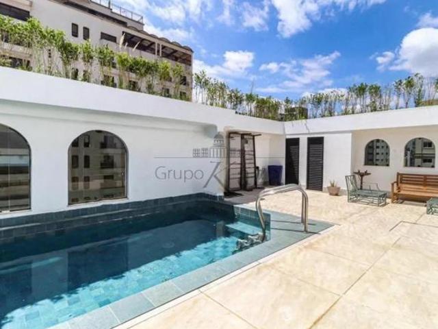 Cobertura Tríplex em Moema. Espaço gourmet, piscina e amplos living para receber familiares e amigos