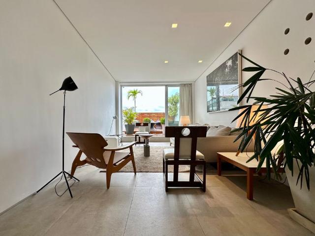 Cobertura Triplex Renovada no Alto Leblon com Vista Aberta