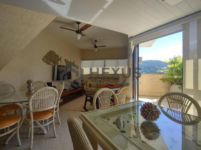Cobertura Triplex reformada com varanda e lazer na Enseada, Guarujá